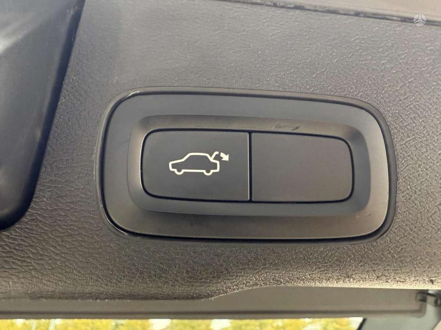 Black Volvo XC60 2018 in Siauliai, with an engine capacity of 1.97 L and mileage of 240 thousand km for 18300 €, photo 28 on AUTOMOTO.COM.LV