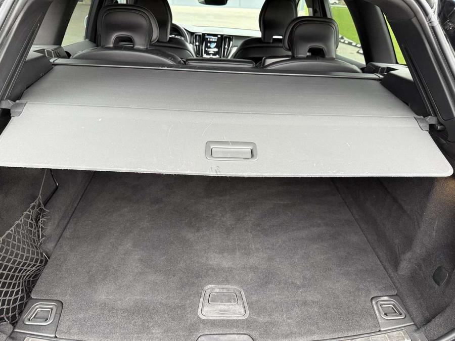 Black Volvo XC60 2018 in Siauliai, with an engine capacity of 1.97 L and mileage of 240 thousand km for 18300 €, photo 29 on AUTOMOTO.COM.LV