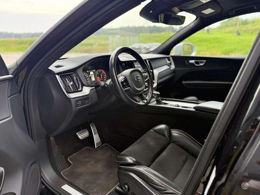 Black Volvo XC60 2018 in Vilnius, with an engine capacity of 1.97 L and mileage of 289 thousand km for 17950 €, photo 11 on AUTOMOTO.COM.LV