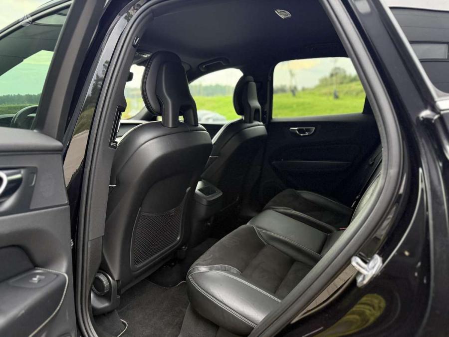 Black Volvo XC60 2018 in Vilnius, with an engine capacity of 1.97 L and mileage of 289 thousand km for 17950 €, photo 12 on AUTOMOTO.COM.LV