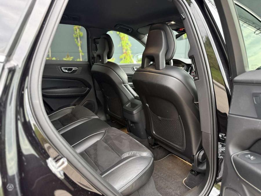 Black Volvo XC60 2018 in Vilnius, with an engine capacity of 1.97 L and mileage of 289 thousand km for 17950 €, photo 13 on AUTOMOTO.COM.LV