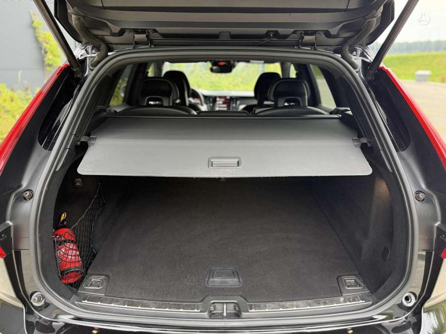 Black Volvo XC60 2018 in Vilnius, with an engine capacity of 1.97 L and mileage of 289 thousand km for 17950 €, photo 14 on AUTOMOTO.COM.LV