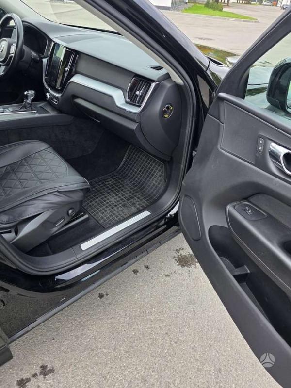 Black Volvo XC60 2018 in Siauliai, with an engine capacity of 1.97 L and mileage of 212 thousand km for 18000 €, photo 7 on AUTOMOTO.COM.LV