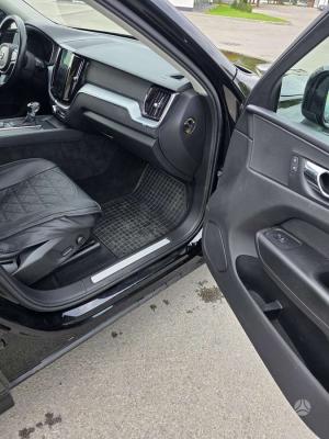 Black Volvo XC60 2018 in Siauliai, with an engine capacity of 1.97 L and mileage of 212 thousand km for 18000 €, photo 7 on AUTOMOTO.COM.LV