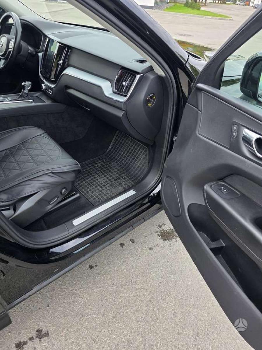 Black Volvo XC60 2018 in Siauliai, with an engine capacity of 1.97 L and mileage of 212 thousand km for 18000 €, photo 7 on AUTOMOTO.COM.LV