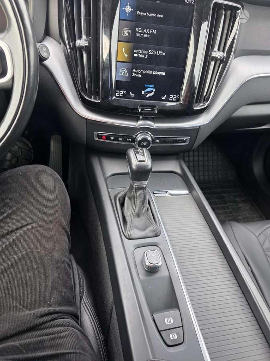 Black Volvo XC60 2018 in Siauliai, with an engine capacity of 1.97 L and mileage of 212 thousand km for 18000 €, photo 12 on AUTOMOTO.COM.LV
