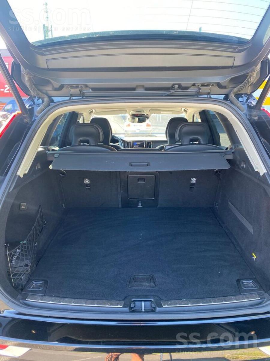 Black Volvo XC60 2018 in Riga, with an engine capacity of 2.00 L and mileage of 126 thousand km for 20750 €, photo 5 on AUTOMOTO.COM.LV