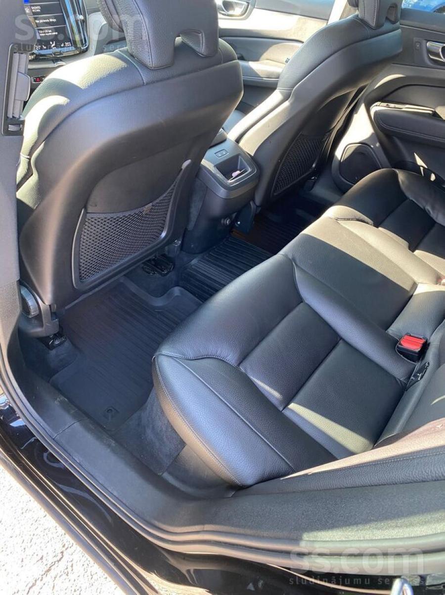 Black Volvo XC60 2018 in Riga, with an engine capacity of 2.00 L and mileage of 126 thousand km for 20750 €, photo 8 on AUTOMOTO.COM.LV