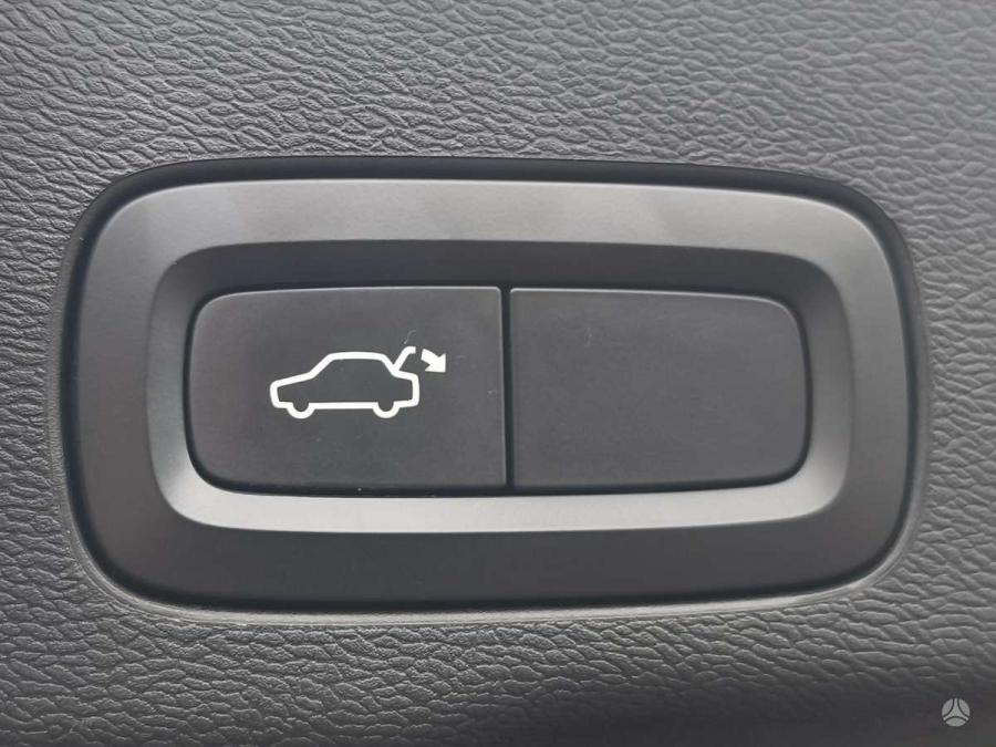 Black Volvo XC60 2018 in Vilnius, with an engine capacity of 2.00 L and mileage of 183 thousand km for 23499 €, photo 14 on AUTOMOTO.COM.LV