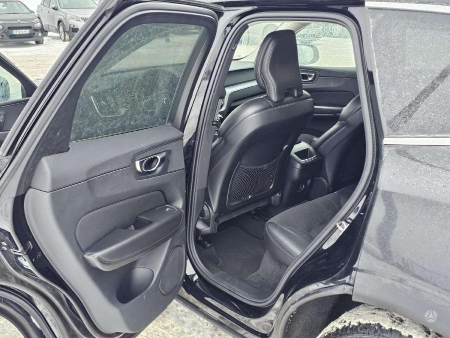 Black Volvo XC60 2019 in Vilnius, with an engine capacity of 1.97 L and mileage of 179 thousand km for 16950 €, photo 6 on AUTOMOTO.COM.LV