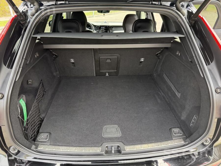 Melns Volvo XC60 2019 Rīga, ar dzinēja tilpumu 2.00 L un nobraukumu 130 tūkst. km par 28000 €, foto 24 vietnē AUTOMOTO.COM.LV