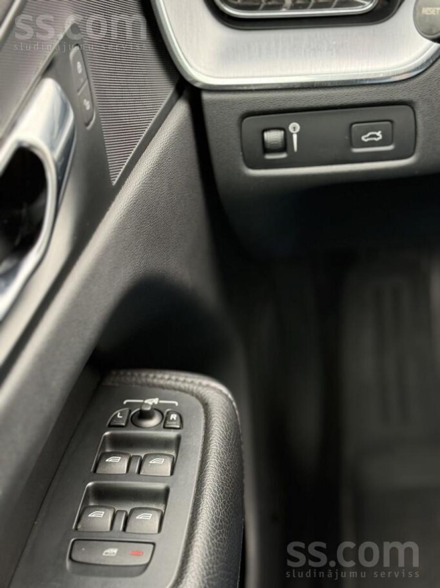 Black Volvo XC60 2019 in Riga, with an engine capacity of 2.00 L and mileage of 0 thousand km for 23800 €, photo 16 on AUTOMOTO.COM.LV