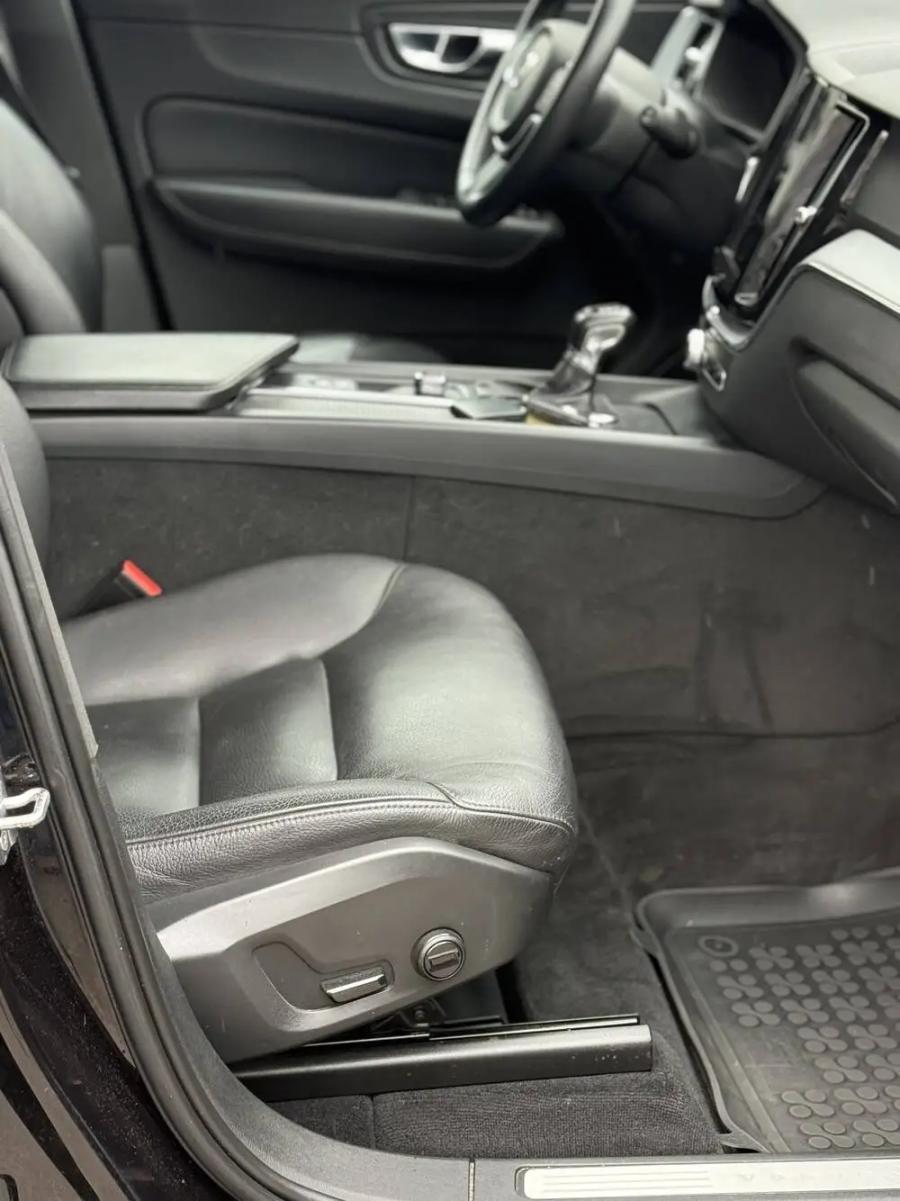 Black Volvo XC60 2019 in Riga, with an engine capacity of 2.00 L and mileage of 109 thousand km for 23800 €, photo 7 on AUTOMOTO.COM.LV