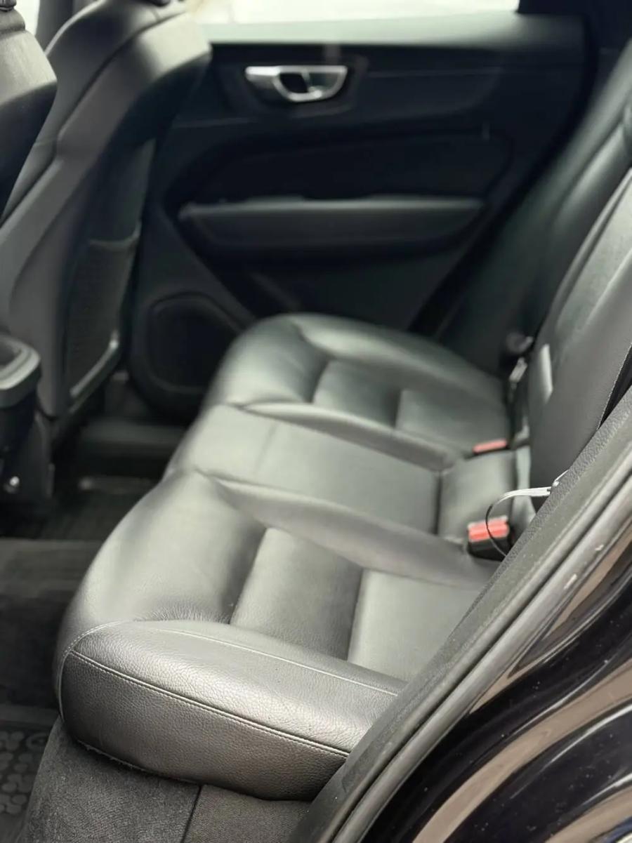 Black Volvo XC60 2019 in Riga, with an engine capacity of 2.00 L and mileage of 109 thousand km for 23800 €, photo 8 on AUTOMOTO.COM.LV