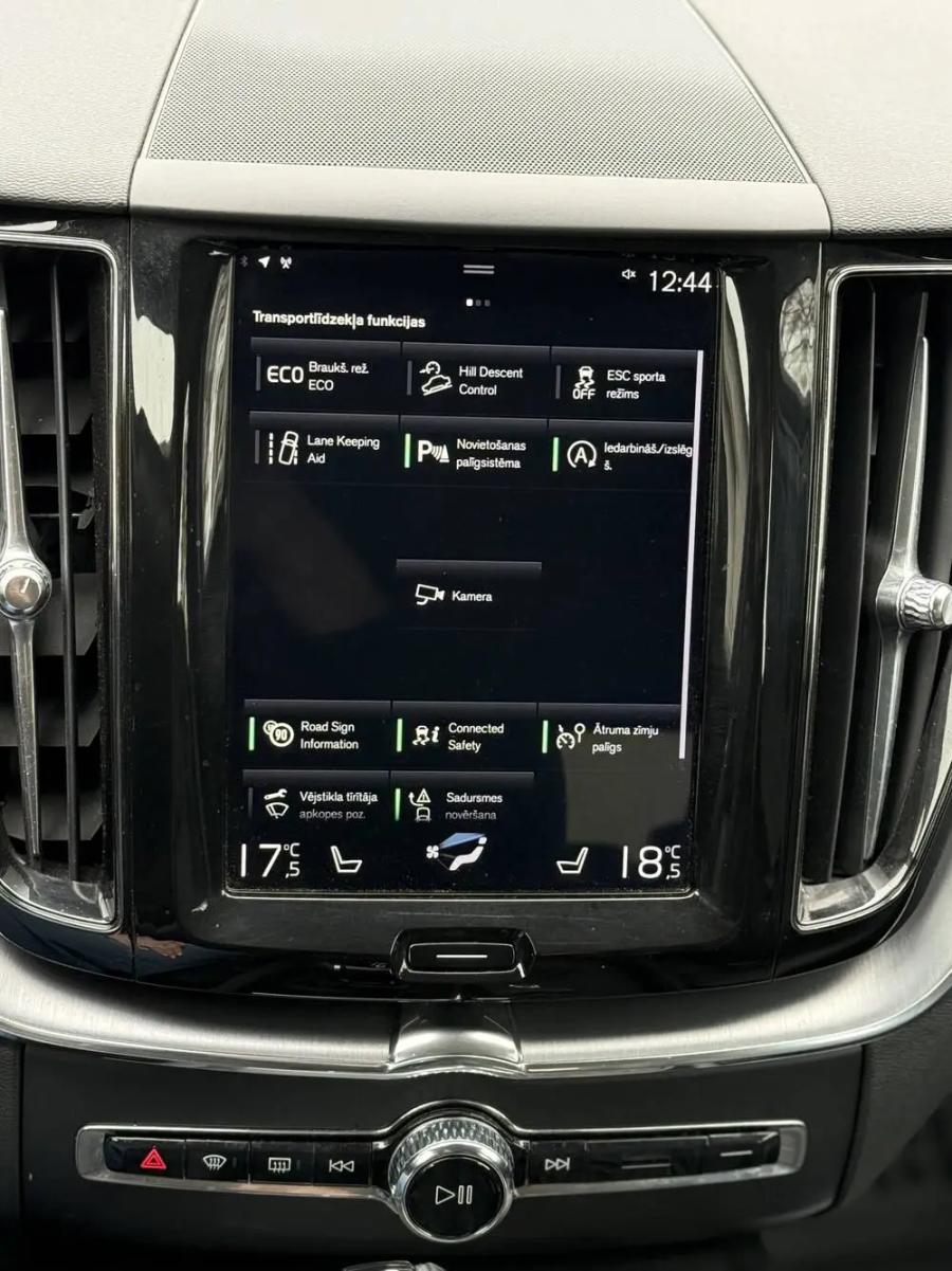 Black Volvo XC60 2019 in Riga, with an engine capacity of 2.00 L and mileage of 109 thousand km for 23800 €, photo 12 on AUTOMOTO.COM.LV