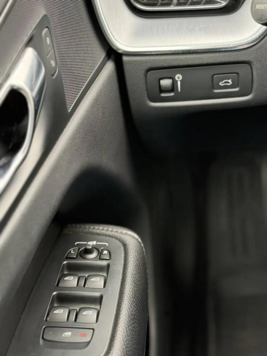 Black Volvo XC60 2019 in Riga, with an engine capacity of 2.00 L and mileage of 109 thousand km for 23800 €, photo 16 on AUTOMOTO.COM.LV