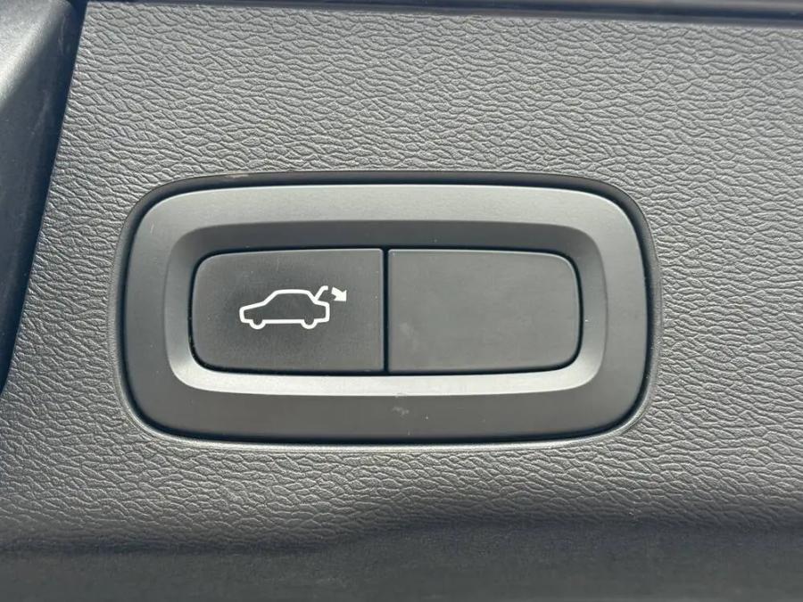 Black Volvo XC60 2019 in Riga, with an engine capacity of 2.00 L and mileage of 109 thousand km for 23800 €, photo 17 on AUTOMOTO.COM.LV
