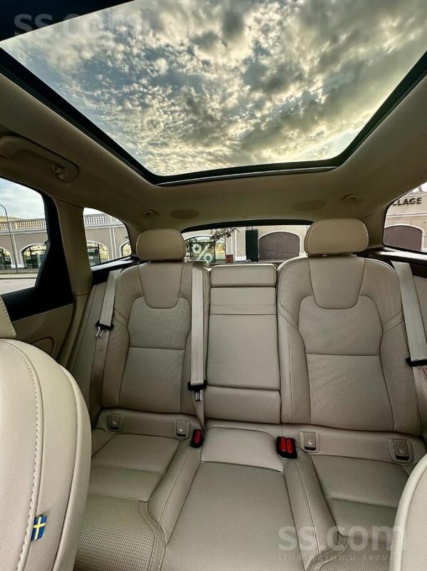 Black Volvo XC60 2019 in Riga, with an engine capacity of 2.00 L and mileage of 155 thousand km for 27500 €, photo 9 on AUTOMOTO.COM.LV