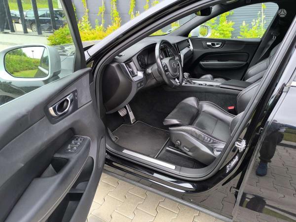 Black Volvo XC60 2019 in Vilnius, with an engine capacity of 2.00 L and mileage of 268 thousand km for 17600 €, photo 9 on AUTOMOTO.COM.LV