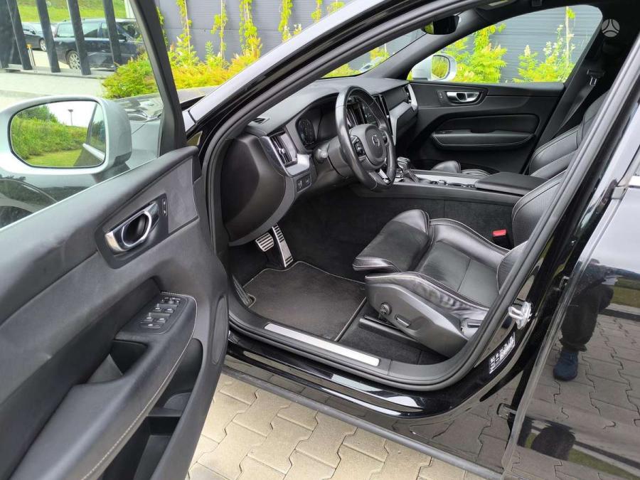 Black Volvo XC60 2019 in Vilnius, with an engine capacity of 2.00 L and mileage of 268 thousand km for 17600 €, photo 10 on AUTOMOTO.COM.LV