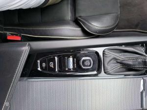 Black Volvo XC60 2019 in Vilnius, with an engine capacity of 2.00 L and mileage of 268 thousand km for 17600 €, photo 13 on AUTOMOTO.COM.LV