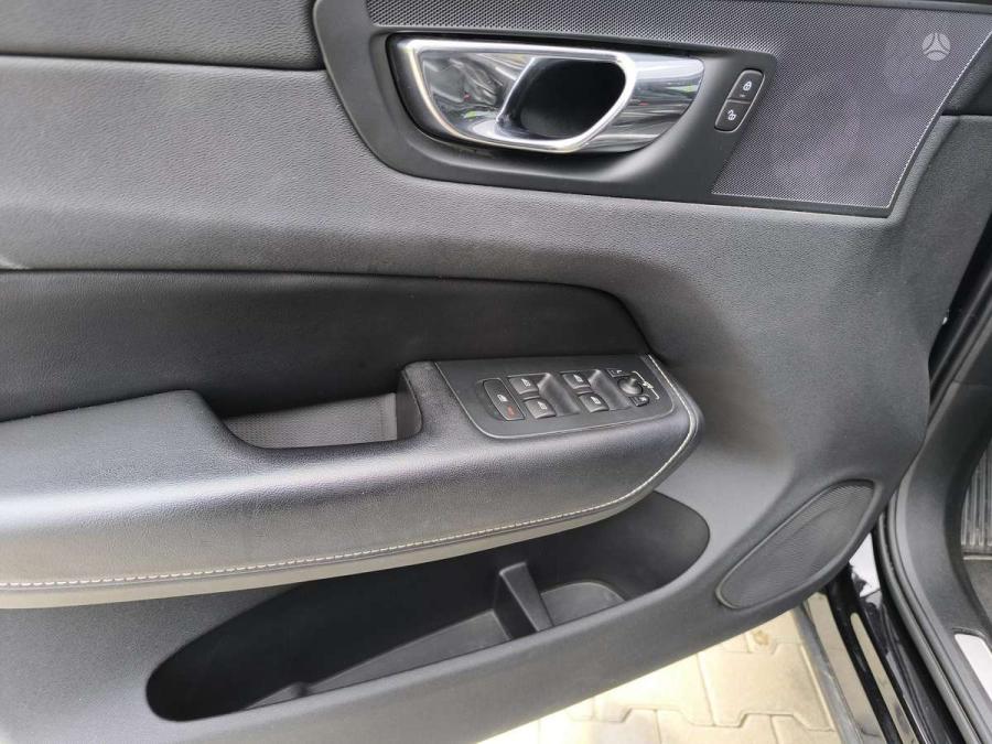 Black Volvo XC60 2019 in Vilnius, with an engine capacity of 2.00 L and mileage of 268 thousand km for 17600 €, photo 14 on AUTOMOTO.COM.LV
