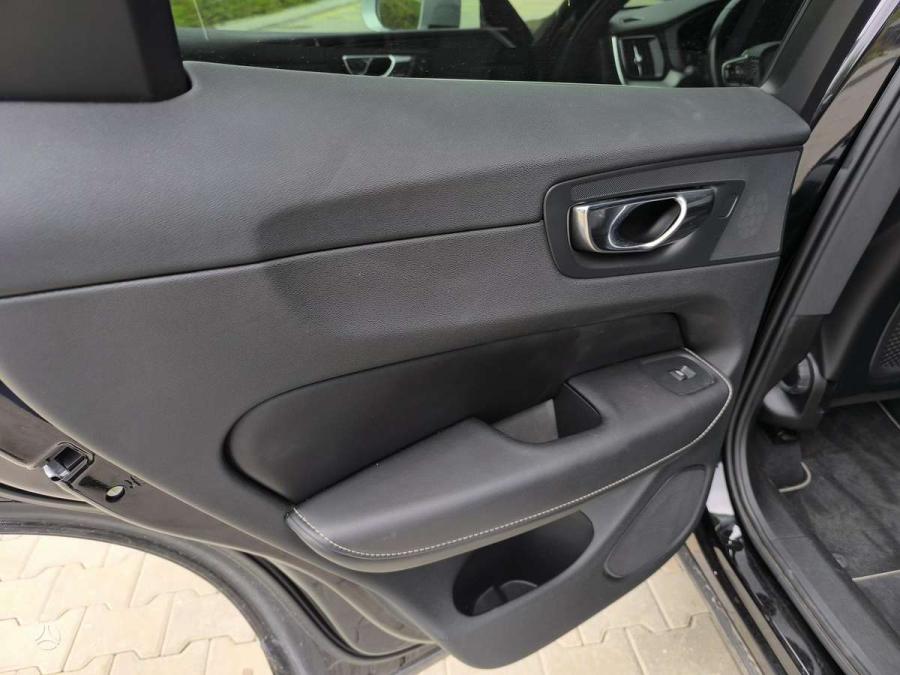 Black Volvo XC60 2019 in Vilnius, with an engine capacity of 2.00 L and mileage of 268 thousand km for 17600 €, photo 21 on AUTOMOTO.COM.LV