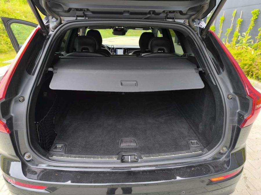 Black Volvo XC60 2019 in Vilnius, with an engine capacity of 2.00 L and mileage of 268 thousand km for 17600 €, photo 23 on AUTOMOTO.COM.LV