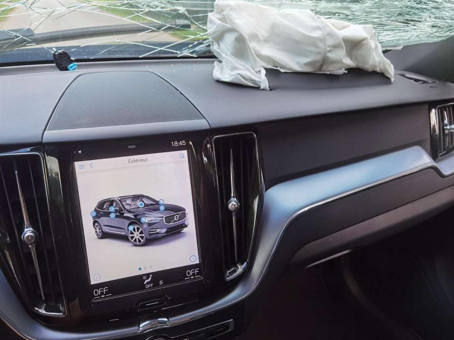 Black Volvo XC60 2019 in Kaunas, with an engine capacity of 1.97 L and mileage of 160 thousand km for 11500 €, photo 12 on AUTOMOTO.COM.LV