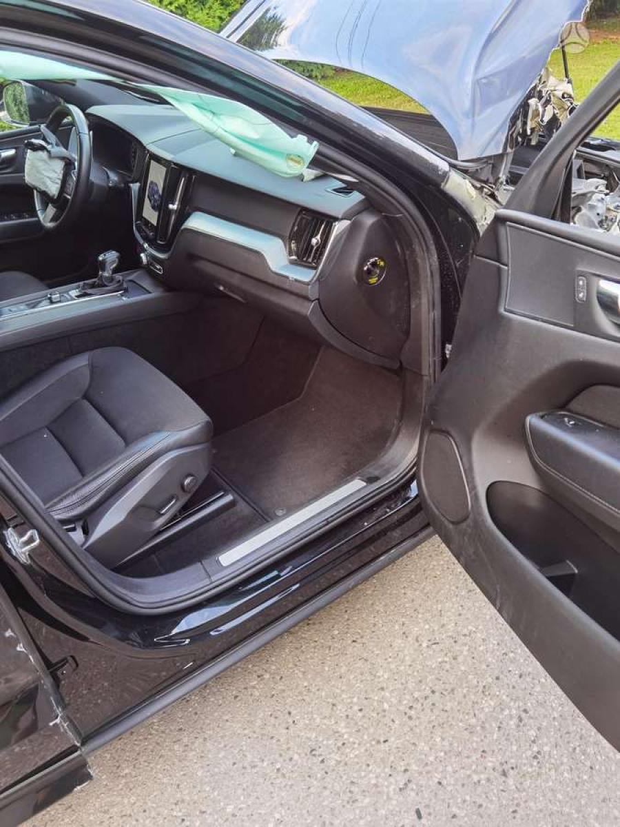 Black Volvo XC60 2019 in Kaunas, with an engine capacity of 1.97 L and mileage of 160 thousand km for 11500 €, photo 22 on AUTOMOTO.COM.LV