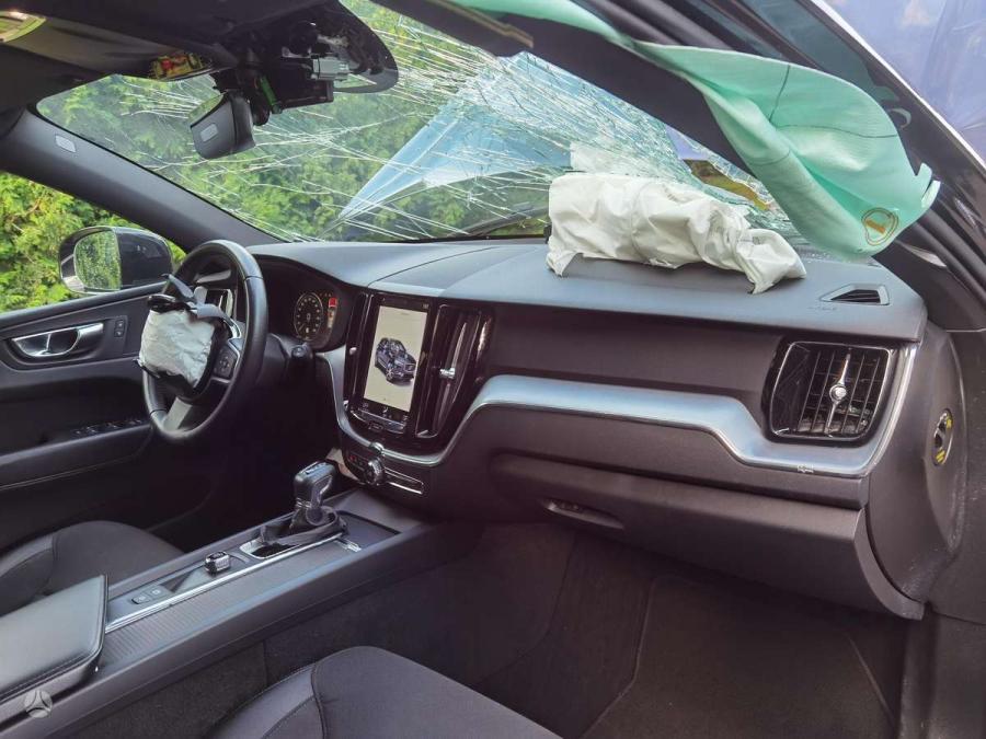 Black Volvo XC60 2019 in Kaunas, with an engine capacity of 1.97 L and mileage of 160 thousand km for 11500 €, photo 24 on AUTOMOTO.COM.LV