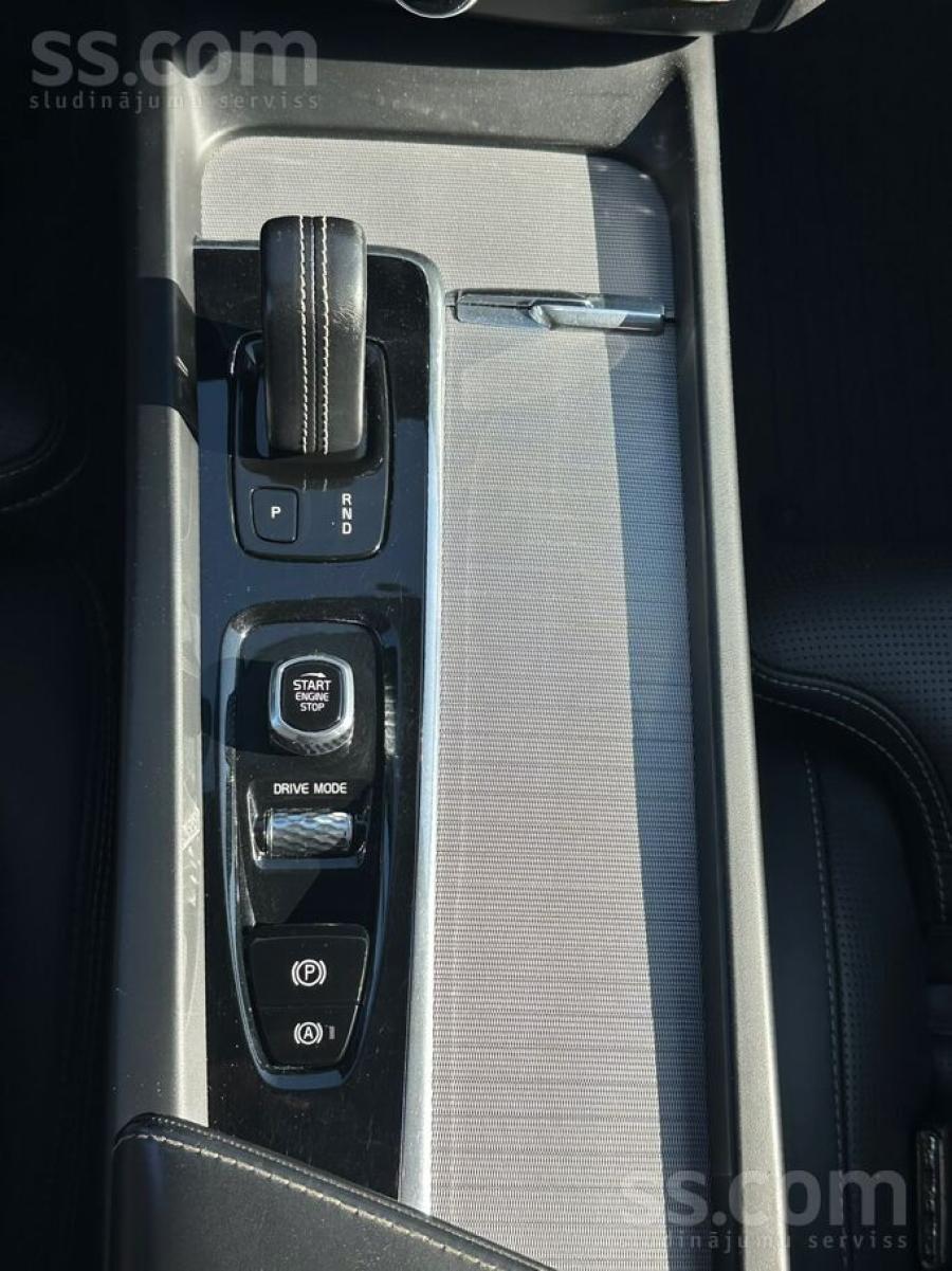 Black Volvo XC60 2019 in Riga, with an engine capacity of 2.00 L and mileage of 199 thousand km for 25600 €, photo 15 on AUTOMOTO.COM.LV