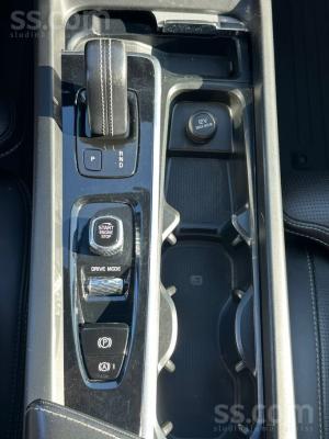 Black Volvo XC60 2019 in Riga, with an engine capacity of 2.00 L and mileage of 199 thousand km for 25600 €, photo 16 on AUTOMOTO.COM.LV