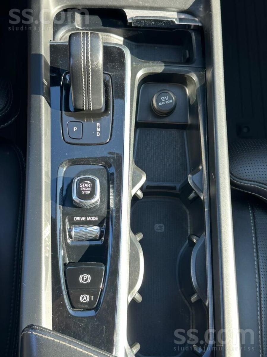 Black Volvo XC60 2019 in Riga, with an engine capacity of 2.00 L and mileage of 199 thousand km for 25600 €, photo 16 on AUTOMOTO.COM.LV