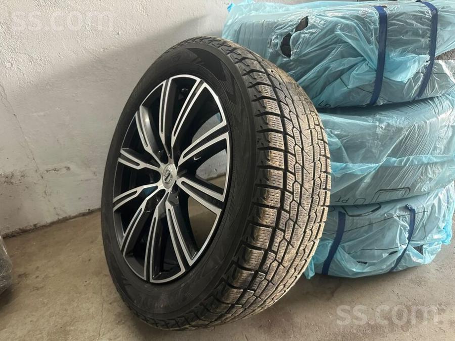 Black Volvo XC60 2019 in Riga, with an engine capacity of 2.00 L and mileage of 199 thousand km for 25600 €, photo 25 on AUTOMOTO.COM.LV