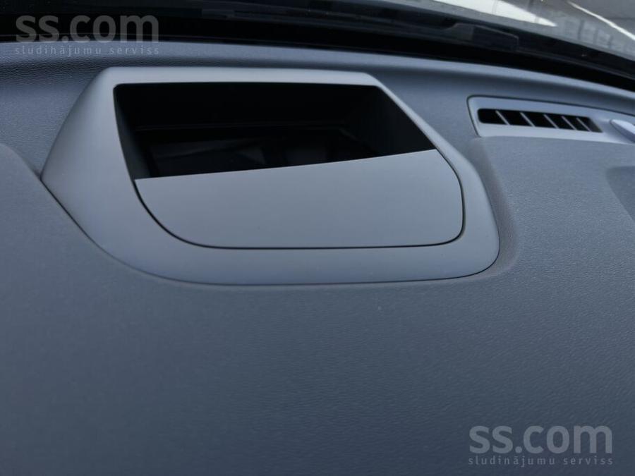 Black Volvo XC60 2019 in Riga, with an engine capacity of 2.00 L and mileage of 185 thousand km for 21900 €, photo 14 on AUTOMOTO.COM.LV