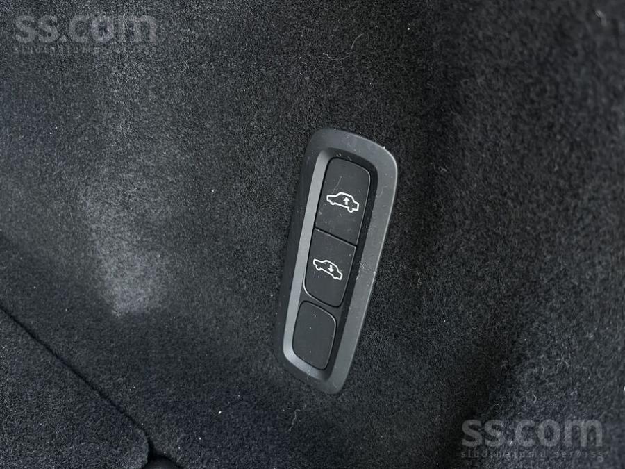 Black Volvo XC60 2019 in Riga, with an engine capacity of 2.00 L and mileage of 185 thousand km for 21900 €, photo 20 on AUTOMOTO.COM.LV