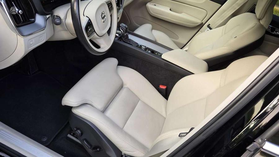 Black Volvo XC60 2019 in Panevezys, with an engine capacity of 1.97 L and mileage of 189 thousand km for 19301 €, photo 16 on AUTOMOTO.COM.LV