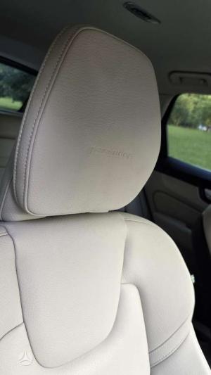 Black Volvo XC60 2019 in Panevezys, with an engine capacity of 1.97 L and mileage of 189 thousand km for 19301 €, photo 31 on AUTOMOTO.COM.LV