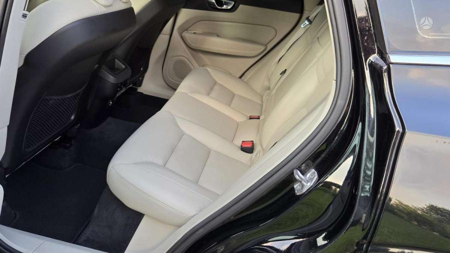Black Volvo XC60 2019 in Panevezys, with an engine capacity of 1.97 L and mileage of 189 thousand km for 19301 €, photo 36 on AUTOMOTO.COM.LV
