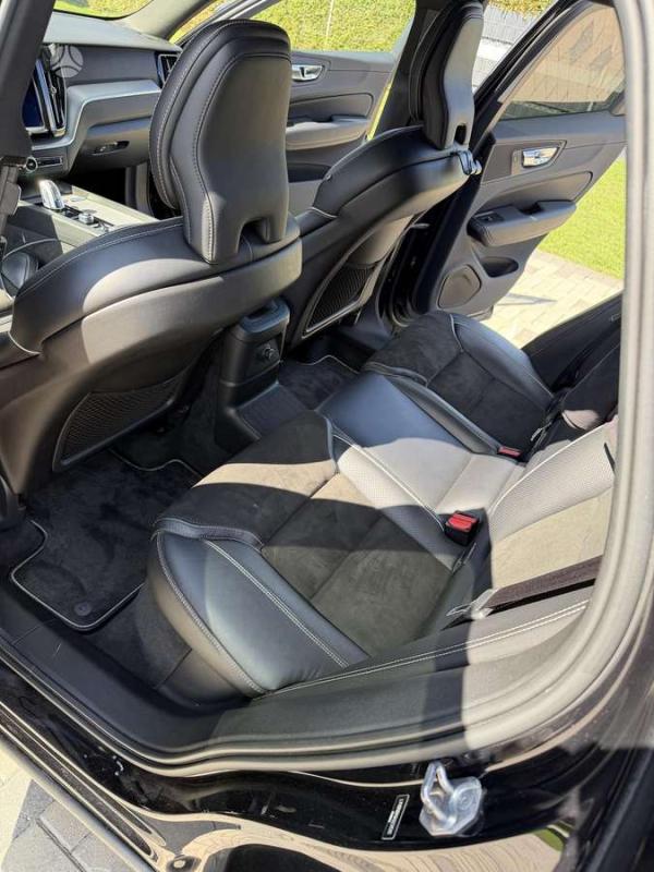 Black Volvo XC60 2019 in Vilnius, with an engine capacity of 1.97 L and mileage of 200 thousand km for 21800 €, photo 8 on AUTOMOTO.COM.LV