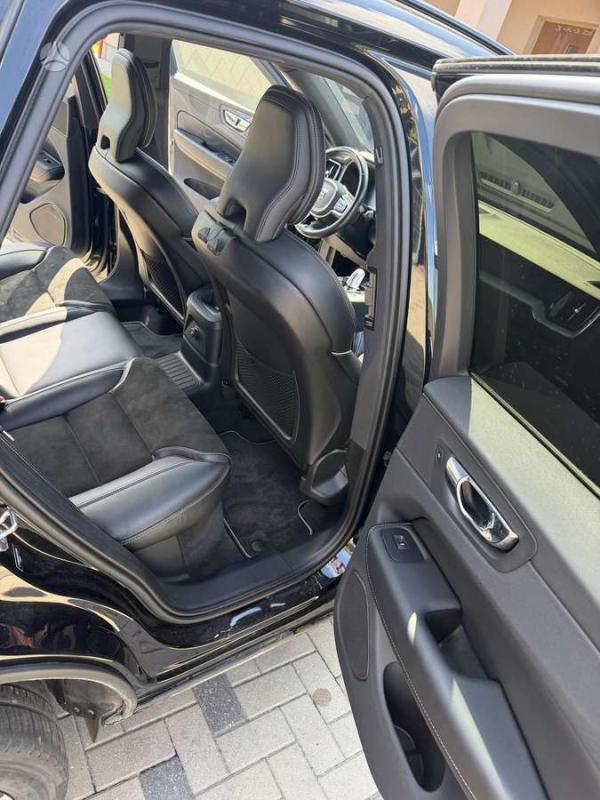 Black Volvo XC60 2019 in Vilnius, with an engine capacity of 1.97 L and mileage of 200 thousand km for 21800 €, photo 9 on AUTOMOTO.COM.LV
