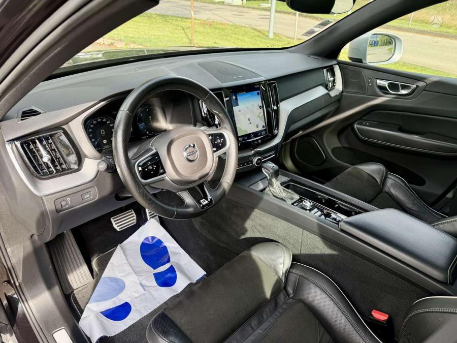 Black Volvo XC60 2019 in Taurage, with an engine capacity of 1.97 L and mileage of 120 thousand km for 21999 €, photo 11 on AUTOMOTO.COM.LV