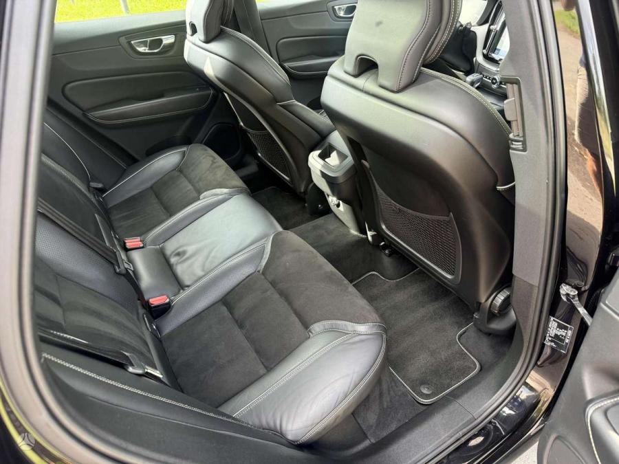 Black Volvo XC60 2019 in Taurage, with an engine capacity of 1.97 L and mileage of 120 thousand km for 21999 €, photo 14 on AUTOMOTO.COM.LV