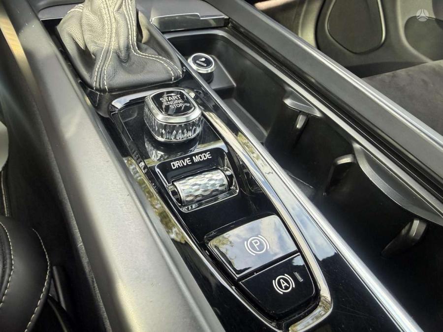 Black Volvo XC60 2019 in Taurage, with an engine capacity of 1.97 L and mileage of 120 thousand km for 21999 €, photo 25 on AUTOMOTO.COM.LV