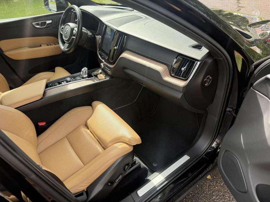 Black Volvo XC60 2019 in Taurage, with an engine capacity of 1.97 L and mileage of 220 thousand km for 19999 €, photo 12 on AUTOMOTO.COM.LV