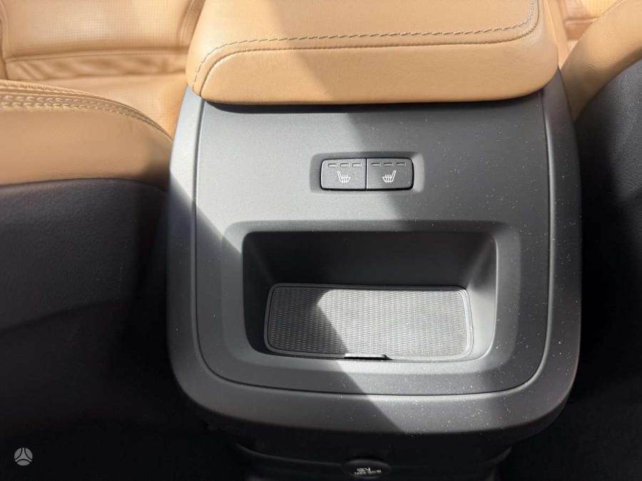Black Volvo XC60 2019 in Taurage, with an engine capacity of 1.97 L and mileage of 220 thousand km for 19999 €, photo 17 on AUTOMOTO.COM.LV