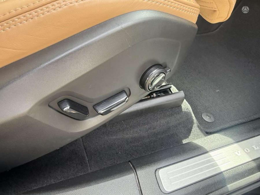 Black Volvo XC60 2019 in Taurage, with an engine capacity of 1.97 L and mileage of 220 thousand km for 19999 €, photo 19 on AUTOMOTO.COM.LV