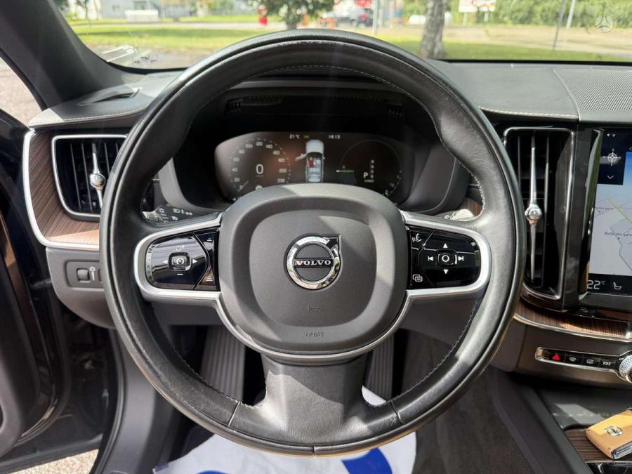 Black Volvo XC60 2019 in Taurage, with an engine capacity of 1.97 L and mileage of 220 thousand km for 19999 €, photo 24 on AUTOMOTO.COM.LV
