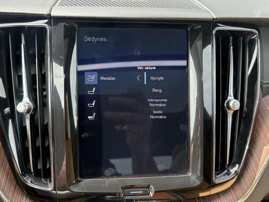 Black Volvo XC60 2019 in Taurage, with an engine capacity of 1.97 L and mileage of 220 thousand km for 19999 €, photo 32 on AUTOMOTO.COM.LV